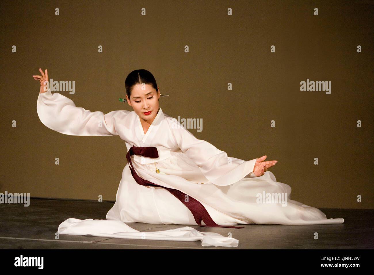 Korean folk dancer2 Stock Photo - Alamy
