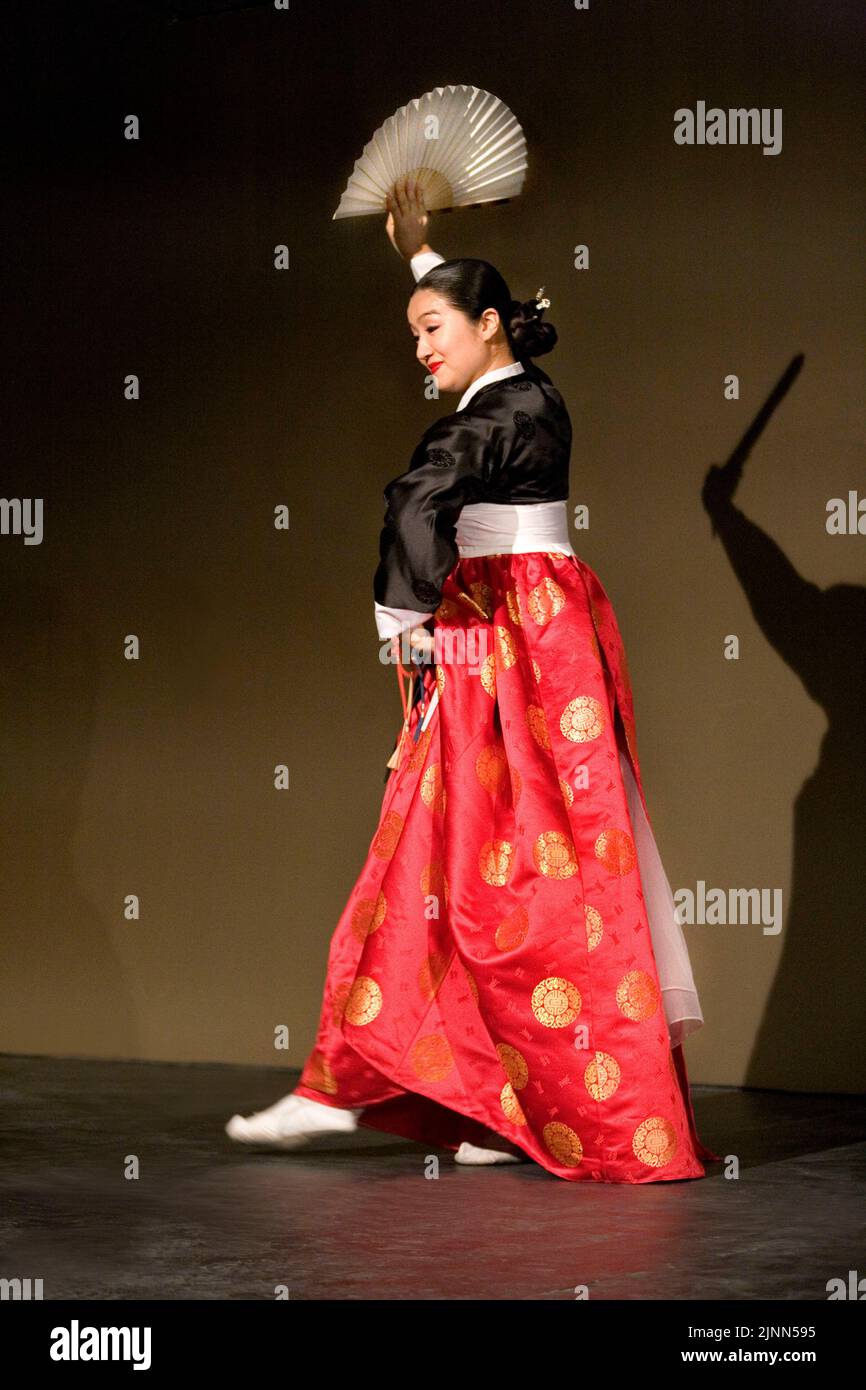 Korean folk dancer7 Stock Photo - Alamy
