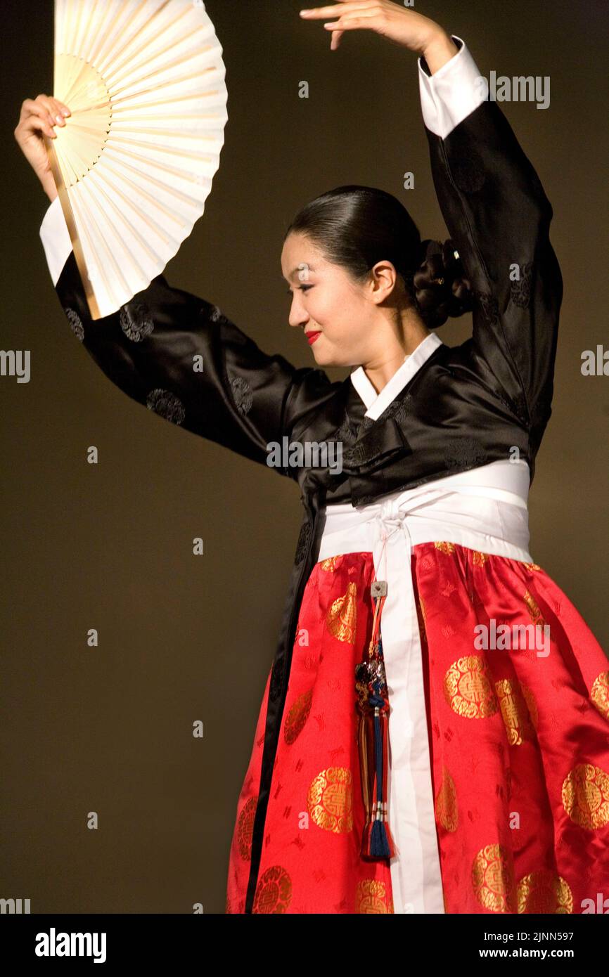 Korean folk dancer8 Stock Photo - Alamy