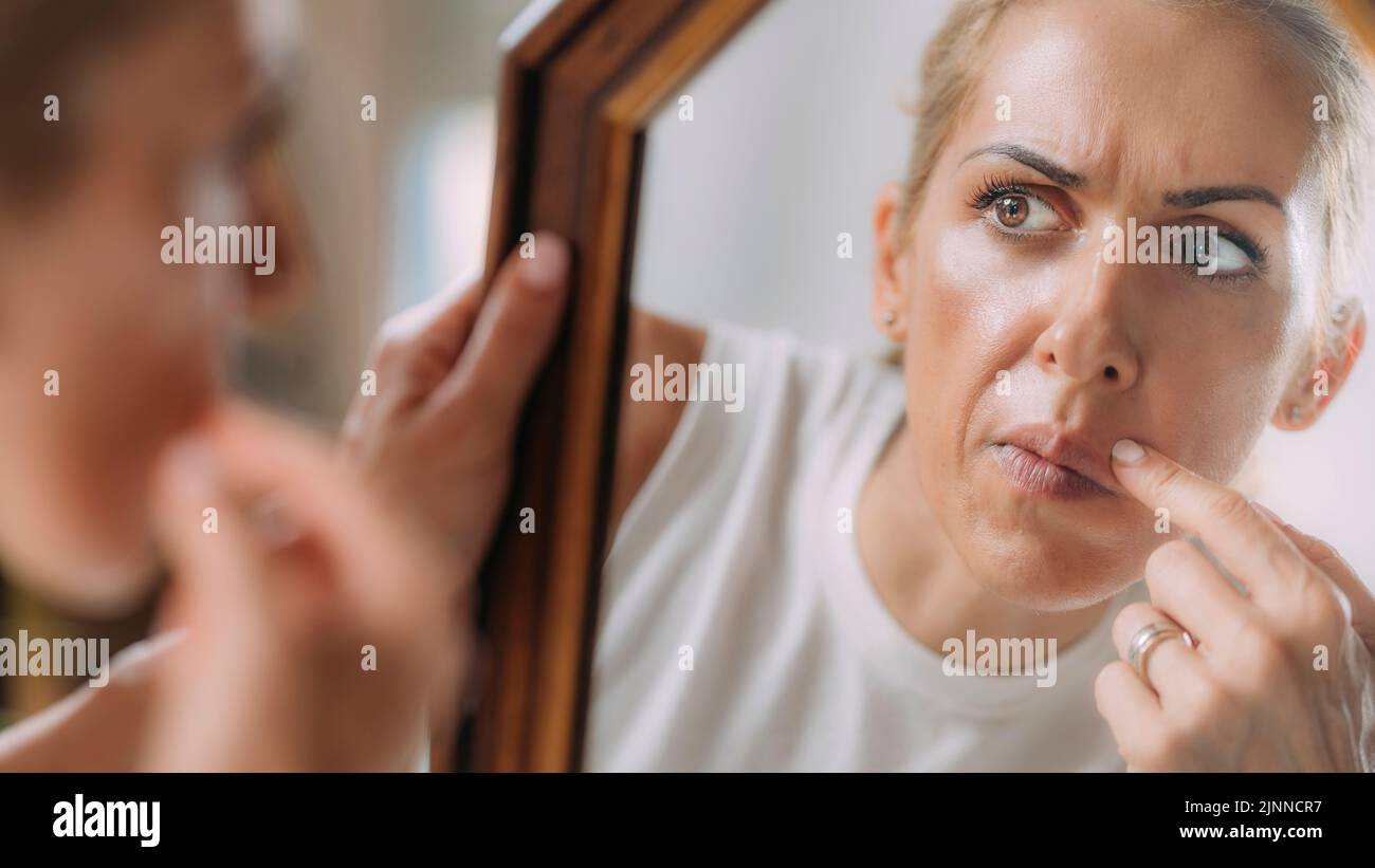 Body dysmorphic disorder hi-res stock photography and images - Alamy