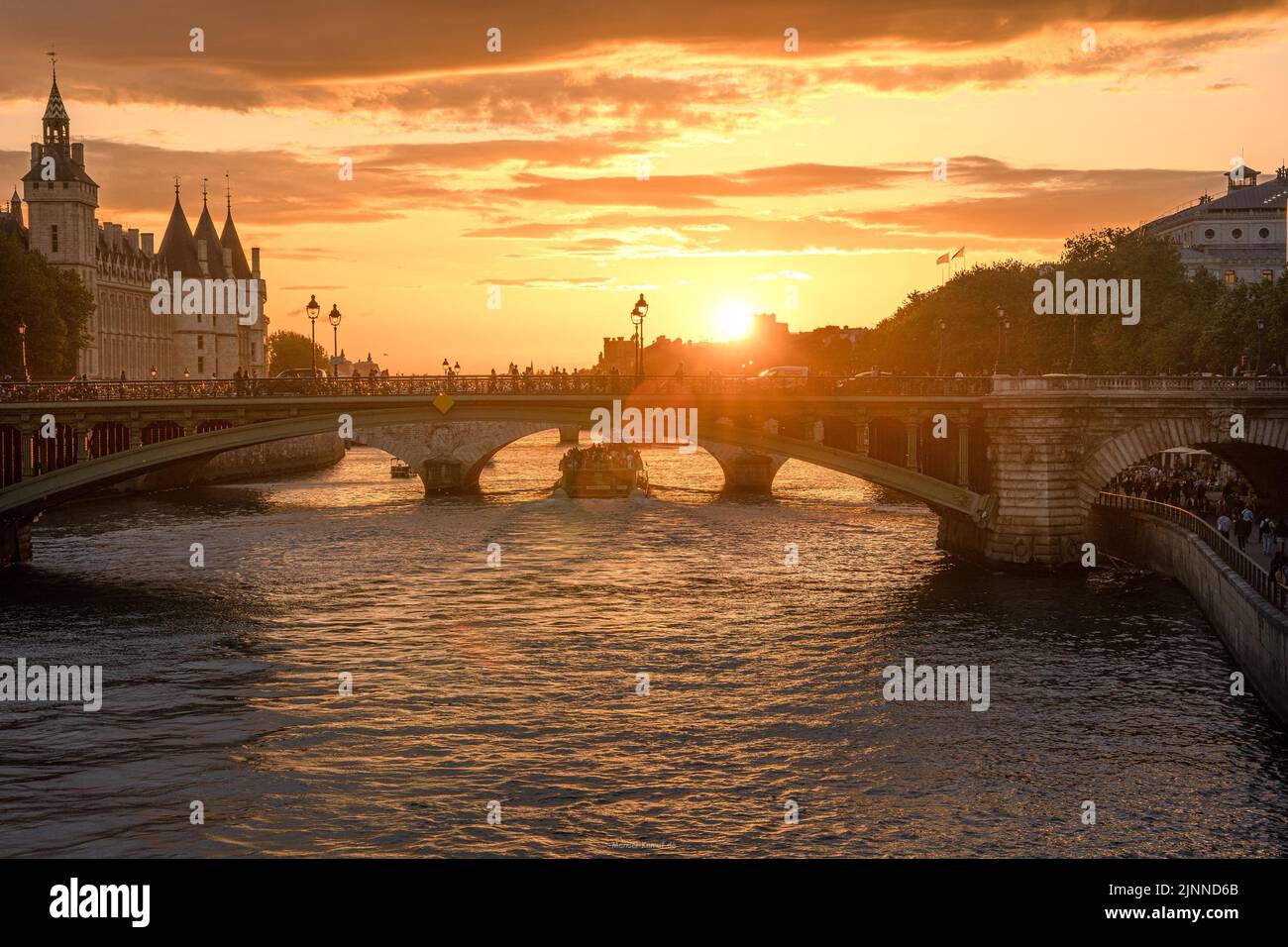 Bridge paris sun hi-res stock photography and images - Alamy
