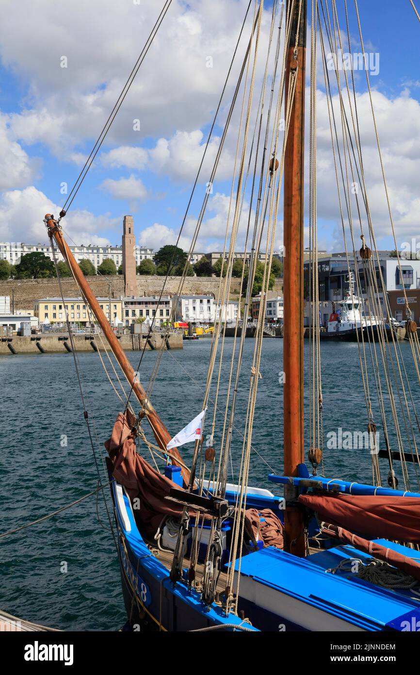 Port de Commerce, old sailing ship, Brest, department of Finistere Penn ...
