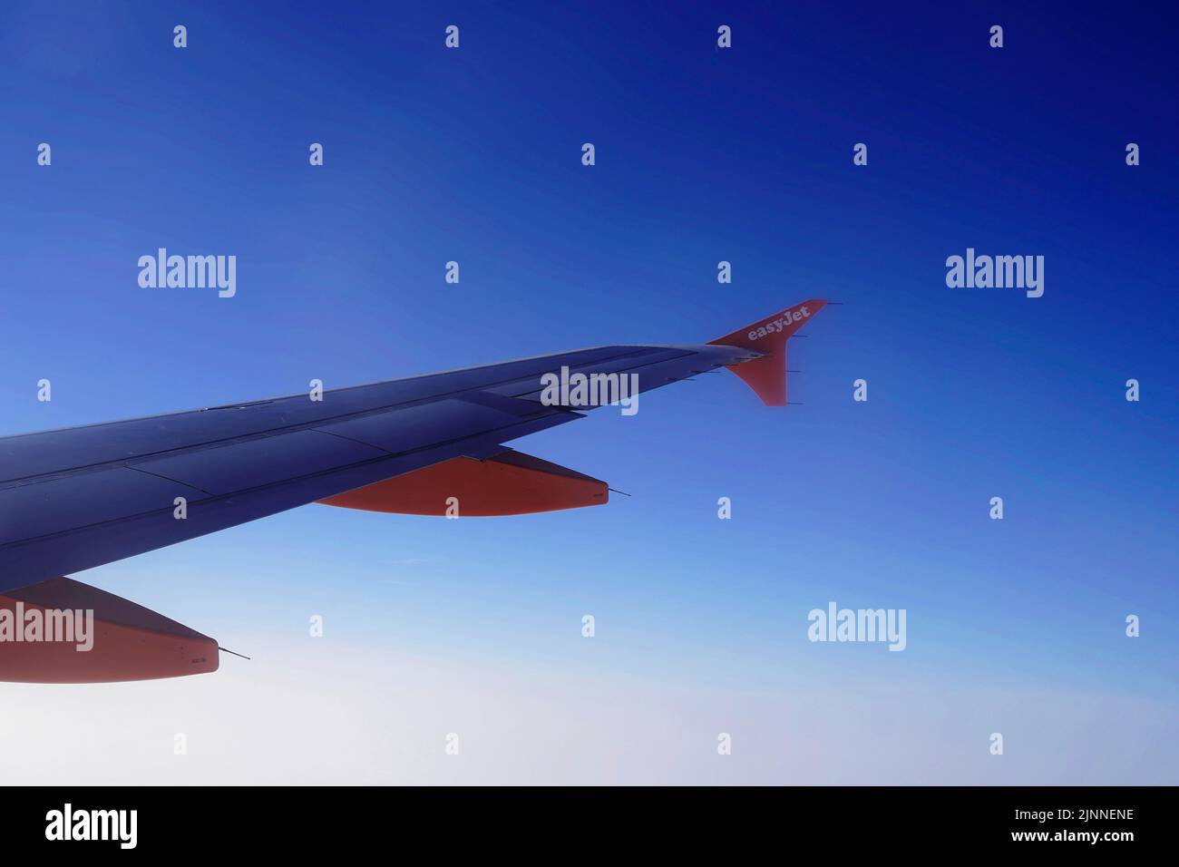 Aircraft, right wing, Airbus, flight with easyJet Stock Photo - Alamy