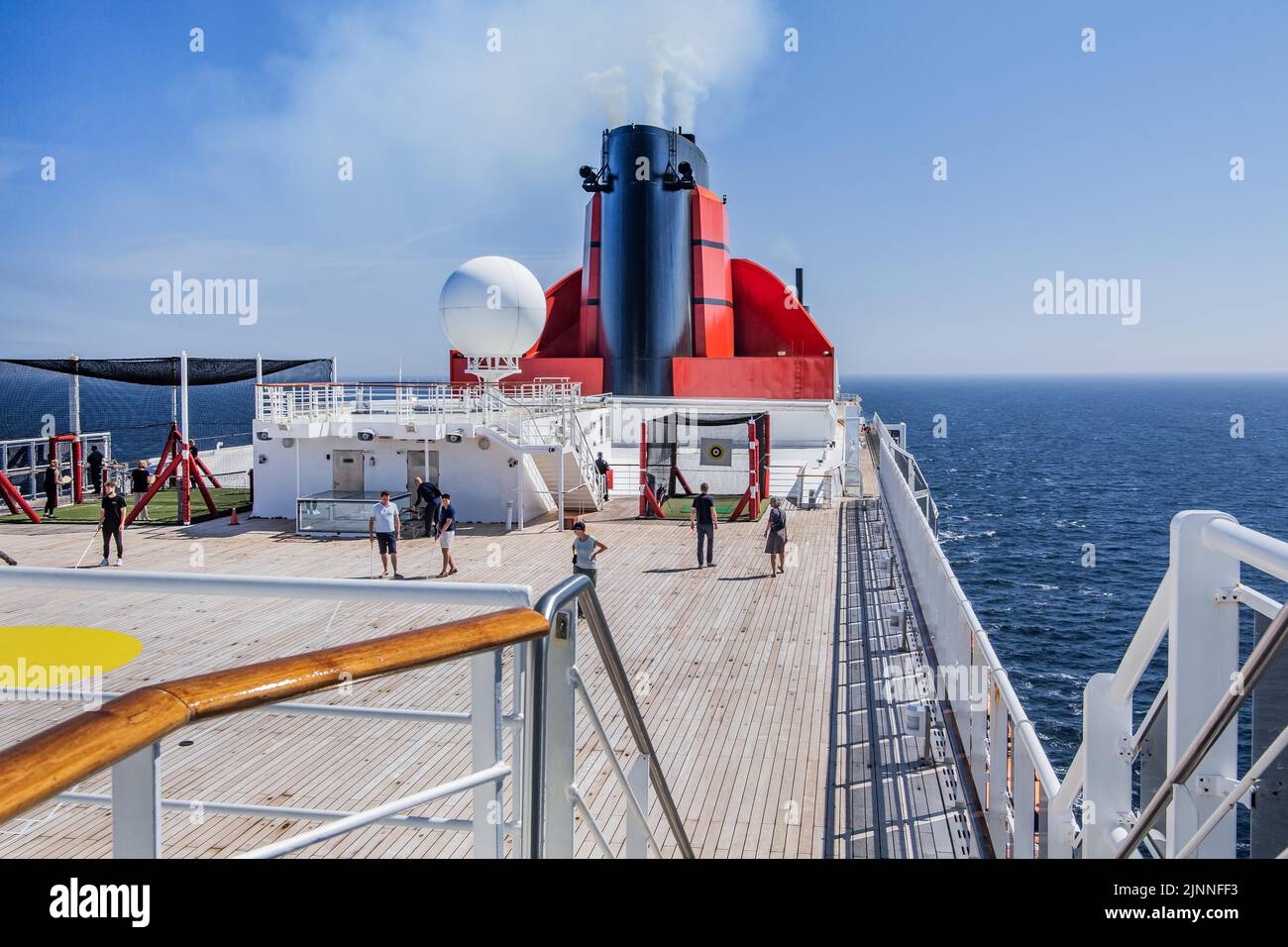 Transatlantic liner, Queen Mary 2 cruise ship on the high seas with ...