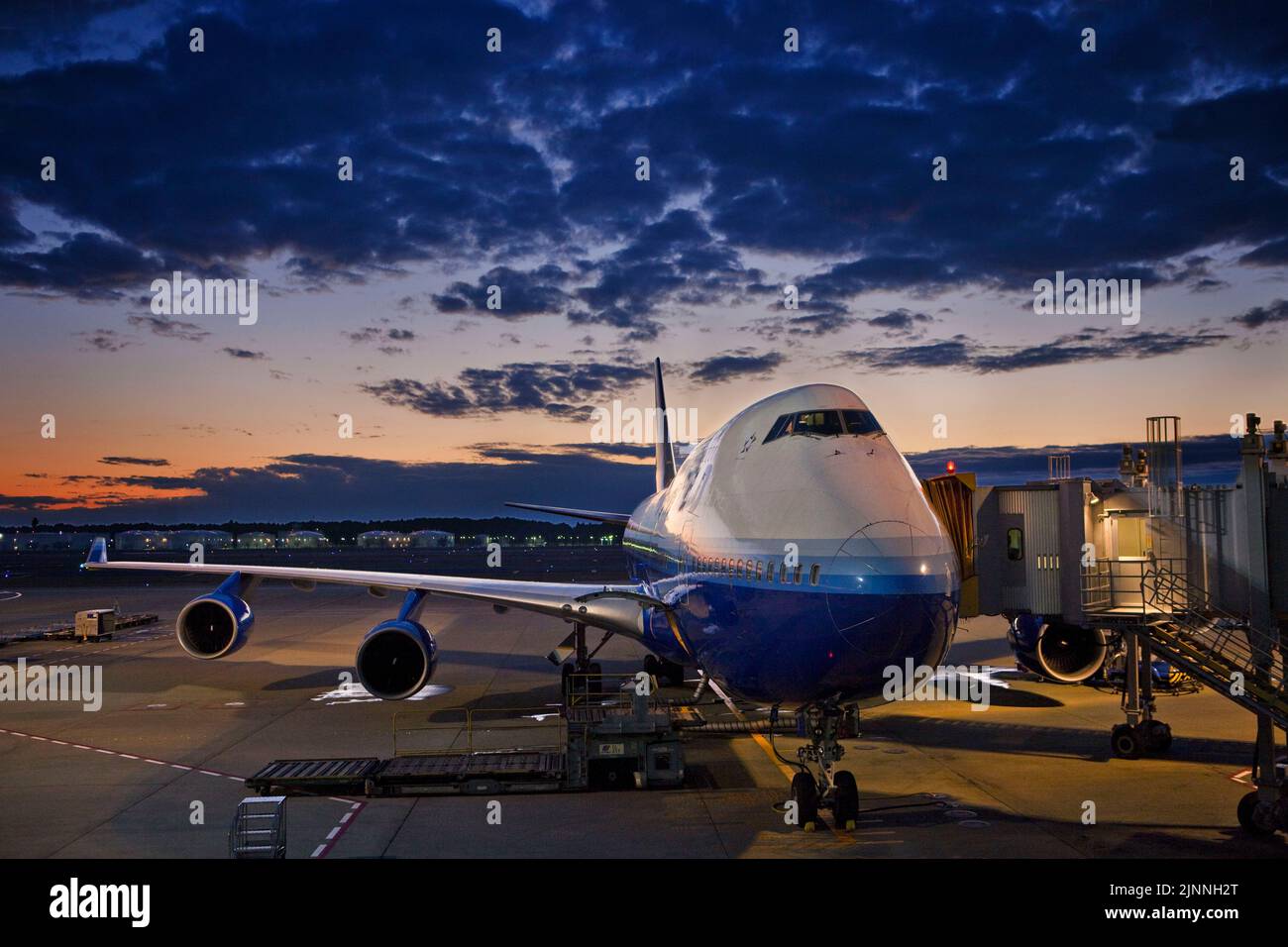 Loading jetliner Narita International Airport Japan 2 Stock Photo - Alamy