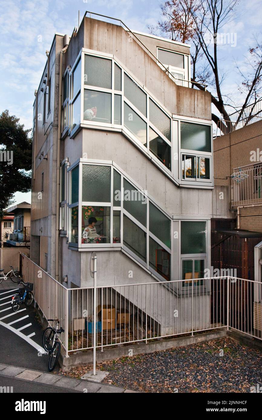 Narrow contemporary house Tokyo Japan Stock Photo - Alamy