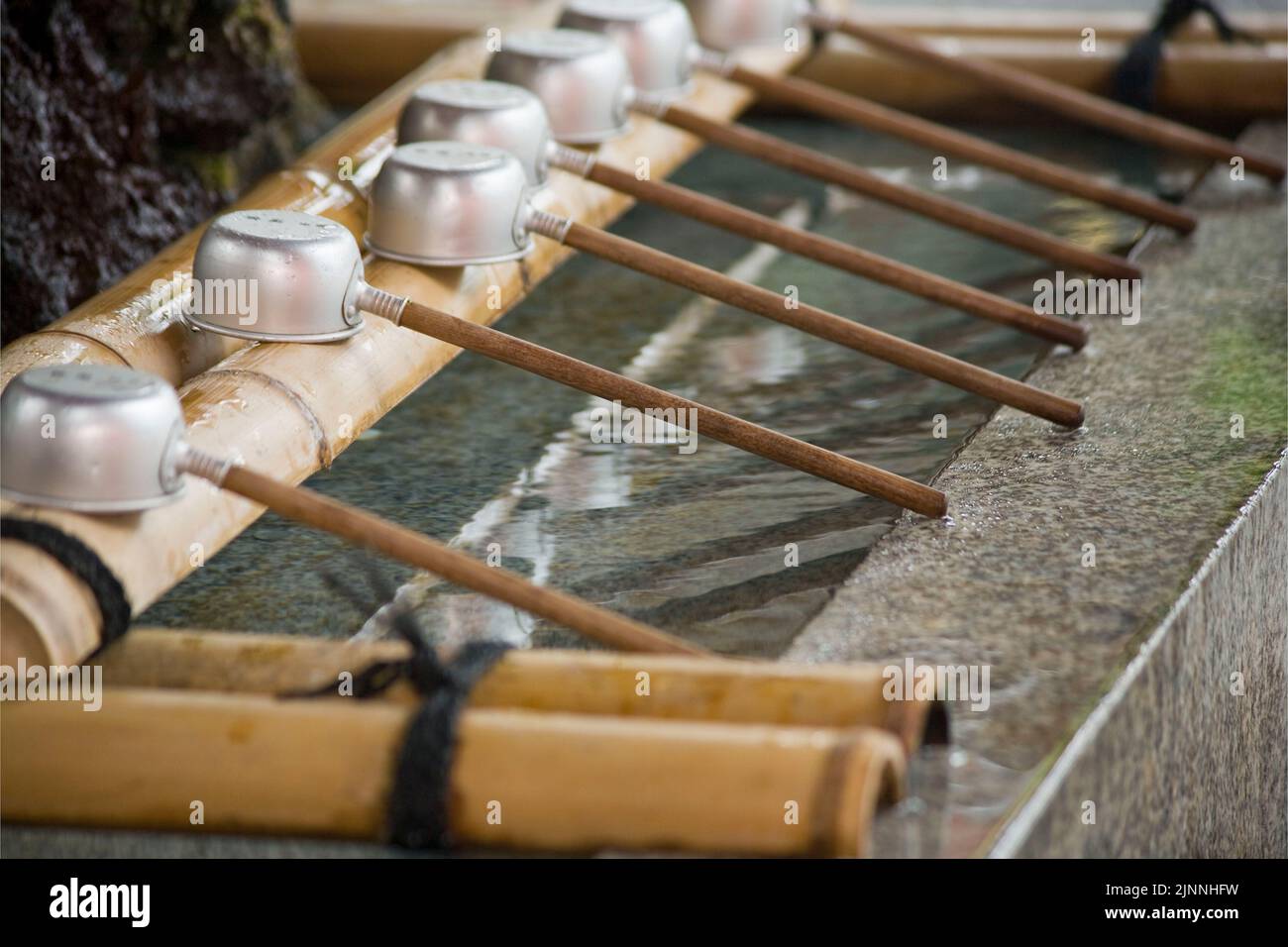 Shrine water basin hi-res stock photography and images - Alamy