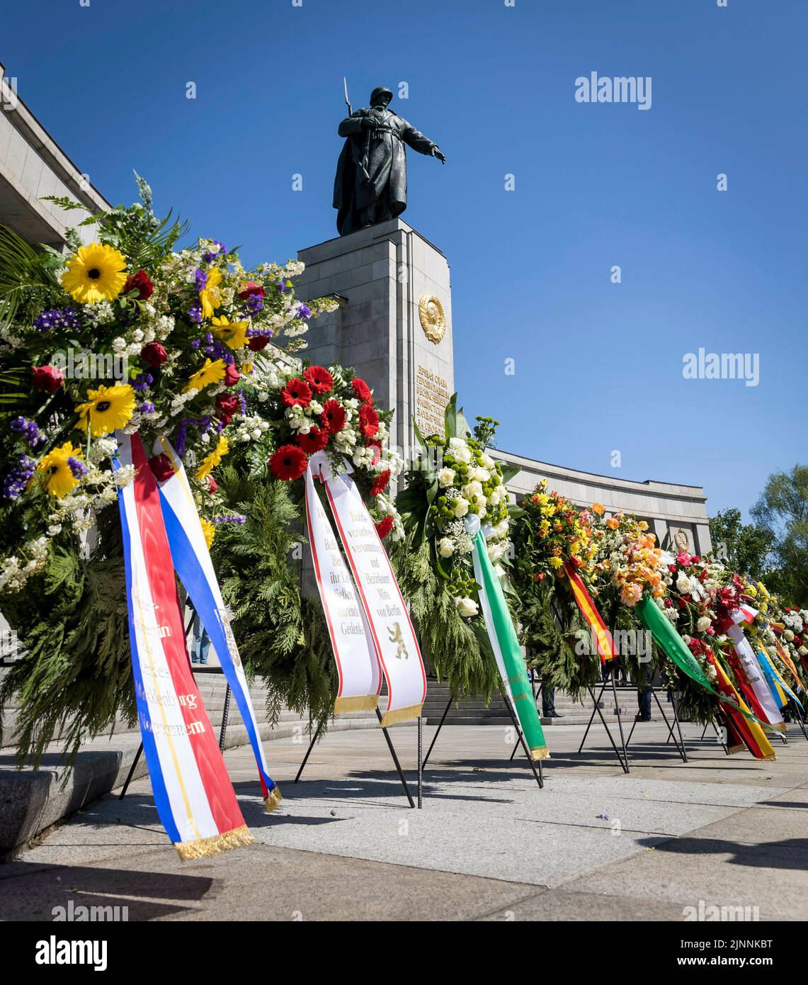 Berlin, Deutschland. 08th May, 2022. Commemorative event with wreath ...