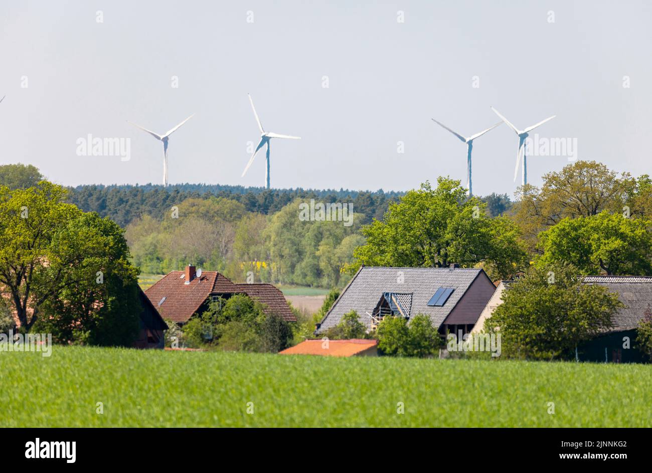 Simander, Deutschland. 09th May, 2022. Wind turbines behind a village ...