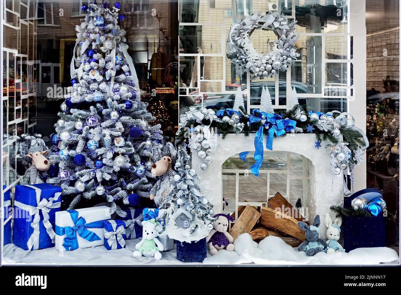 Seasonal storefront decorations hi-res stock photography and images - Alamy