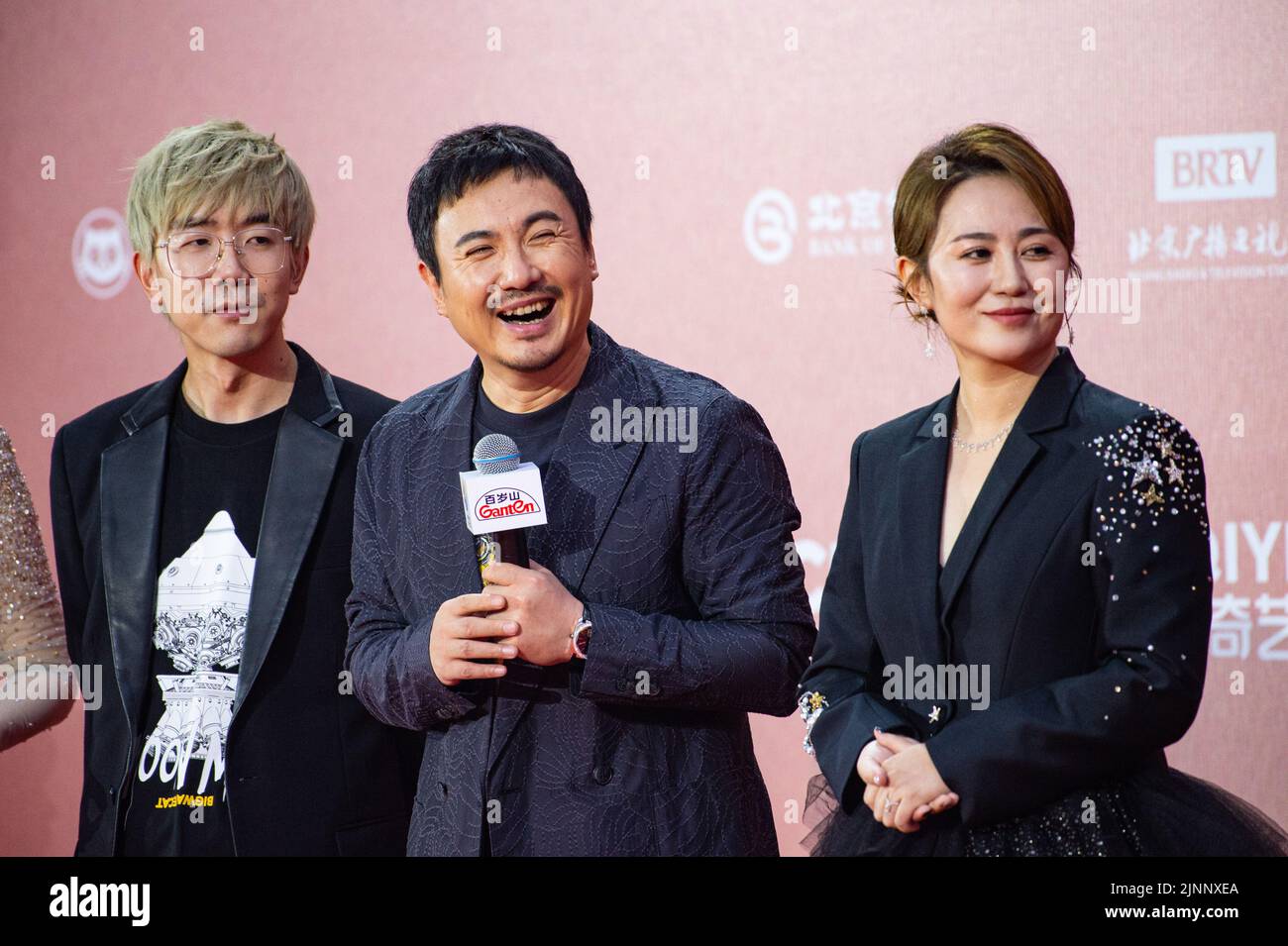 Beijing, China. 12th Aug, 2022. Actor Shen Teng (C) and actress Ma Li ...