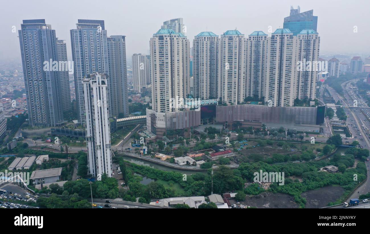 Comparison of modern high-rise buildings and housing for irregular ...