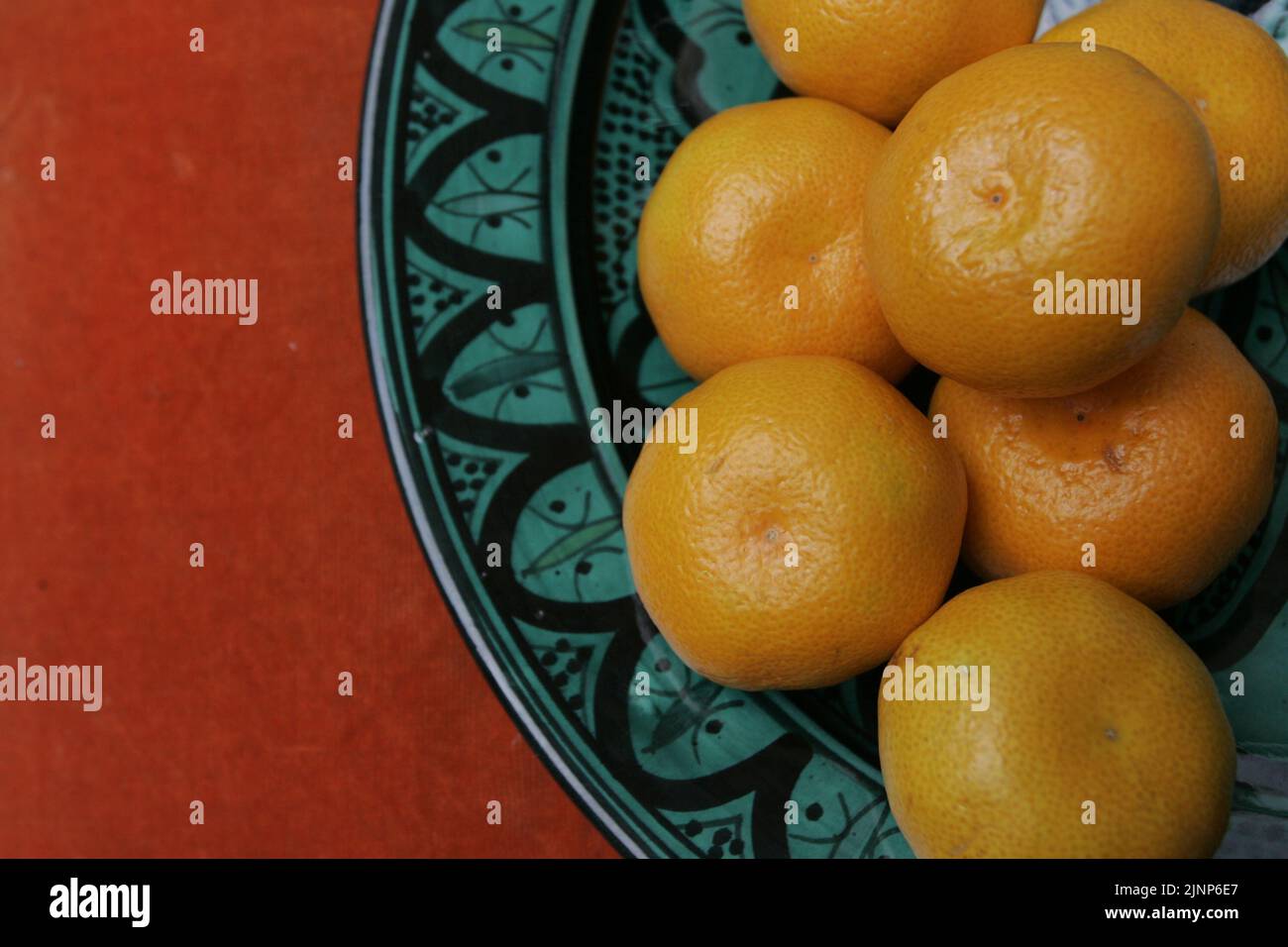 Oranges fruit in a blue green moroccan bowl Stock Photo - Alamy