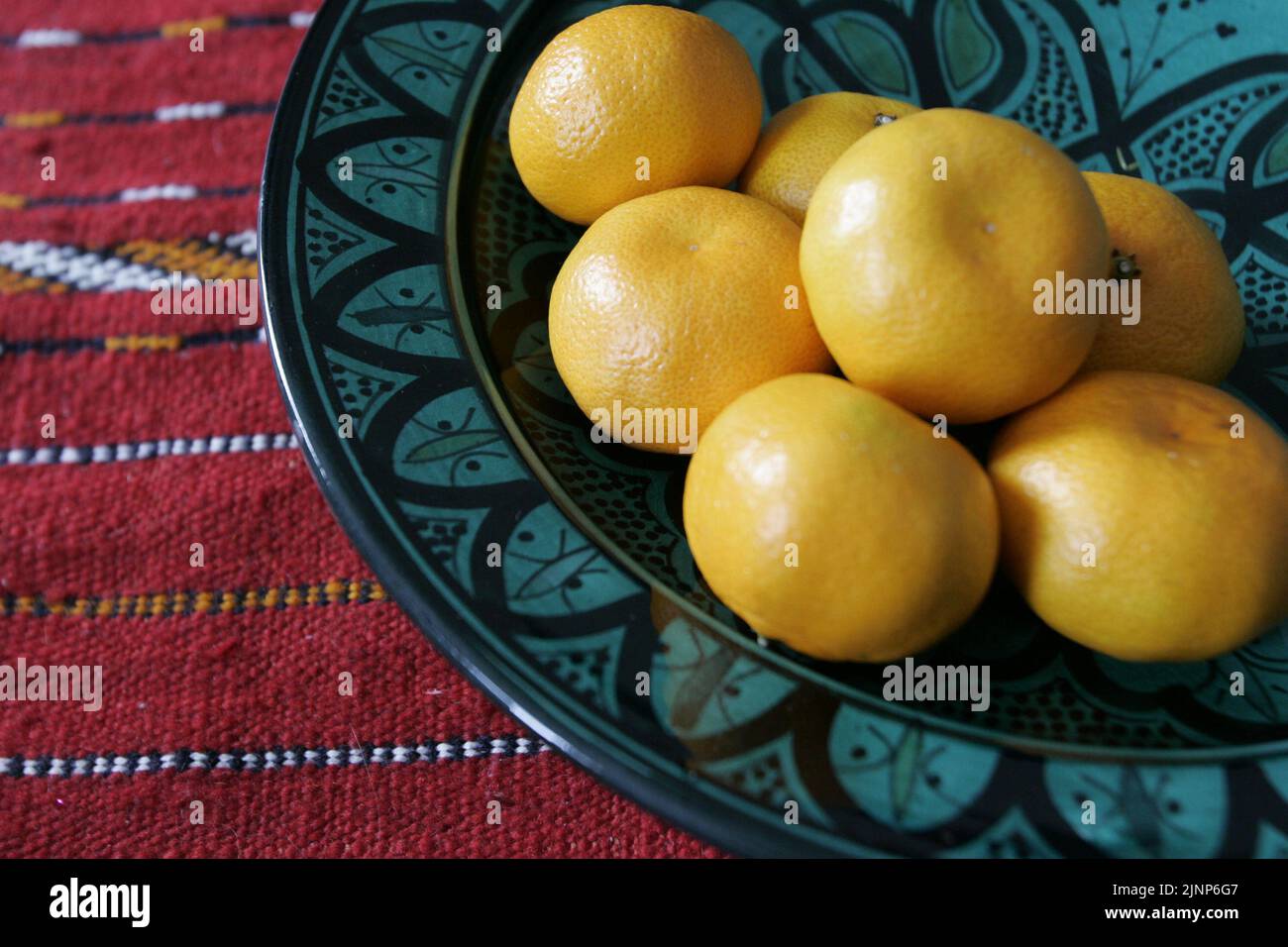 Oranges fruit in a blue green moroccan bowl Stock Photo - Alamy