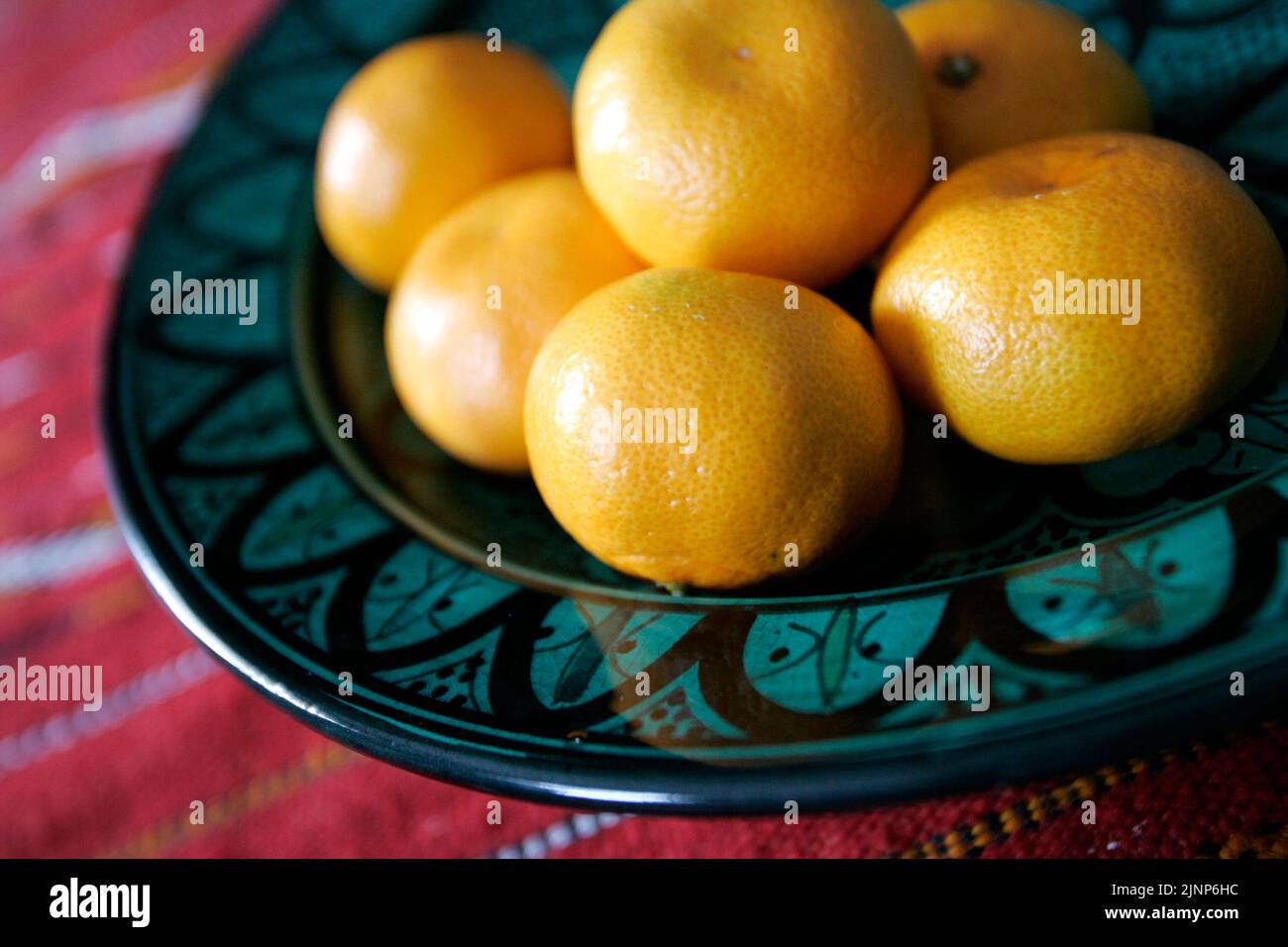 Oranges fruit in a blue green moroccan bowl Stock Photo - Alamy