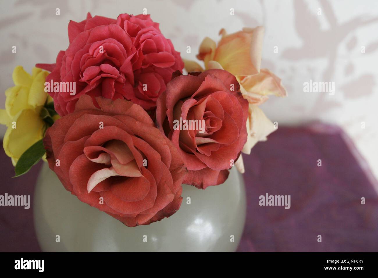 Flower vase on dressing table hi-res stock photography and images - Alamy