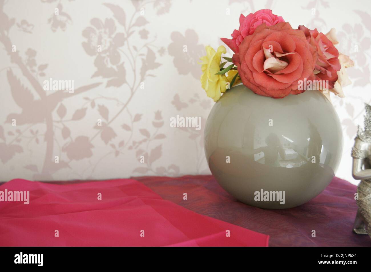 Flower vase on dressing table hi-res stock photography and images - Alamy