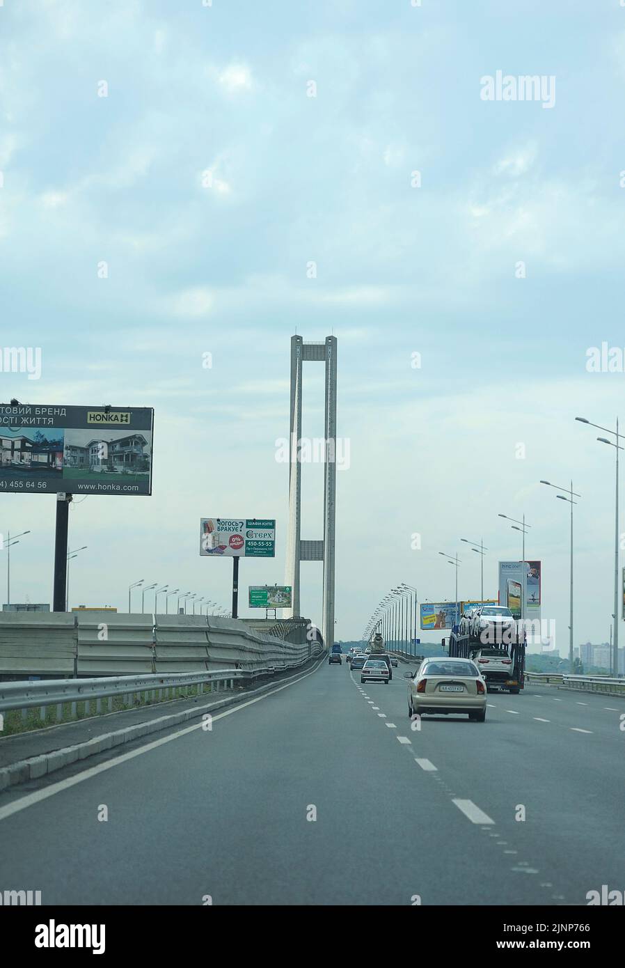 Cars driving on the South bridge road, struts, bracing, lamps ...