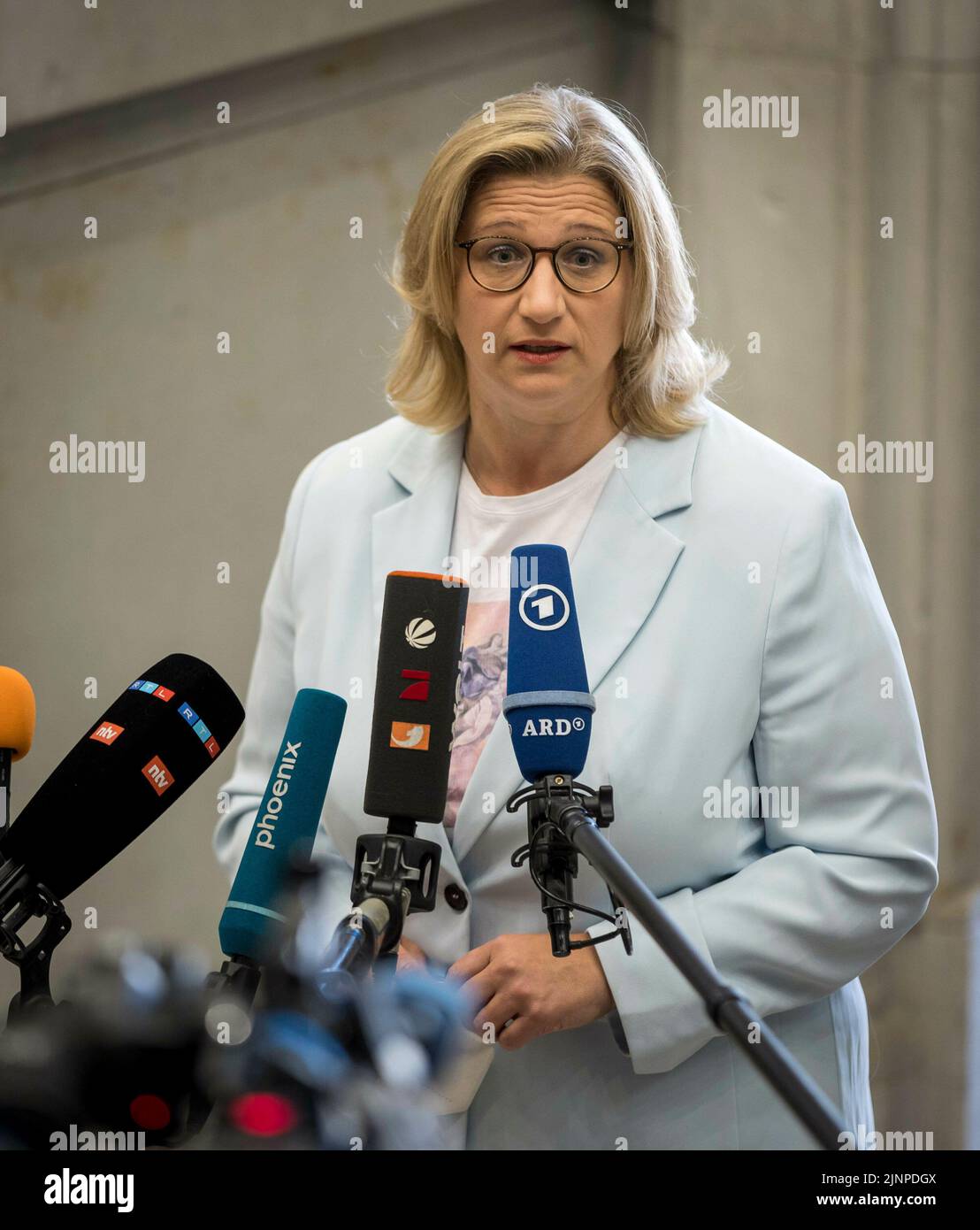 Anke Rehlinger (SPD), Prime Minister of Saarland, during a press ... Anke Rehlinger (SPD), Prime Minister of Saarland, during a press ...