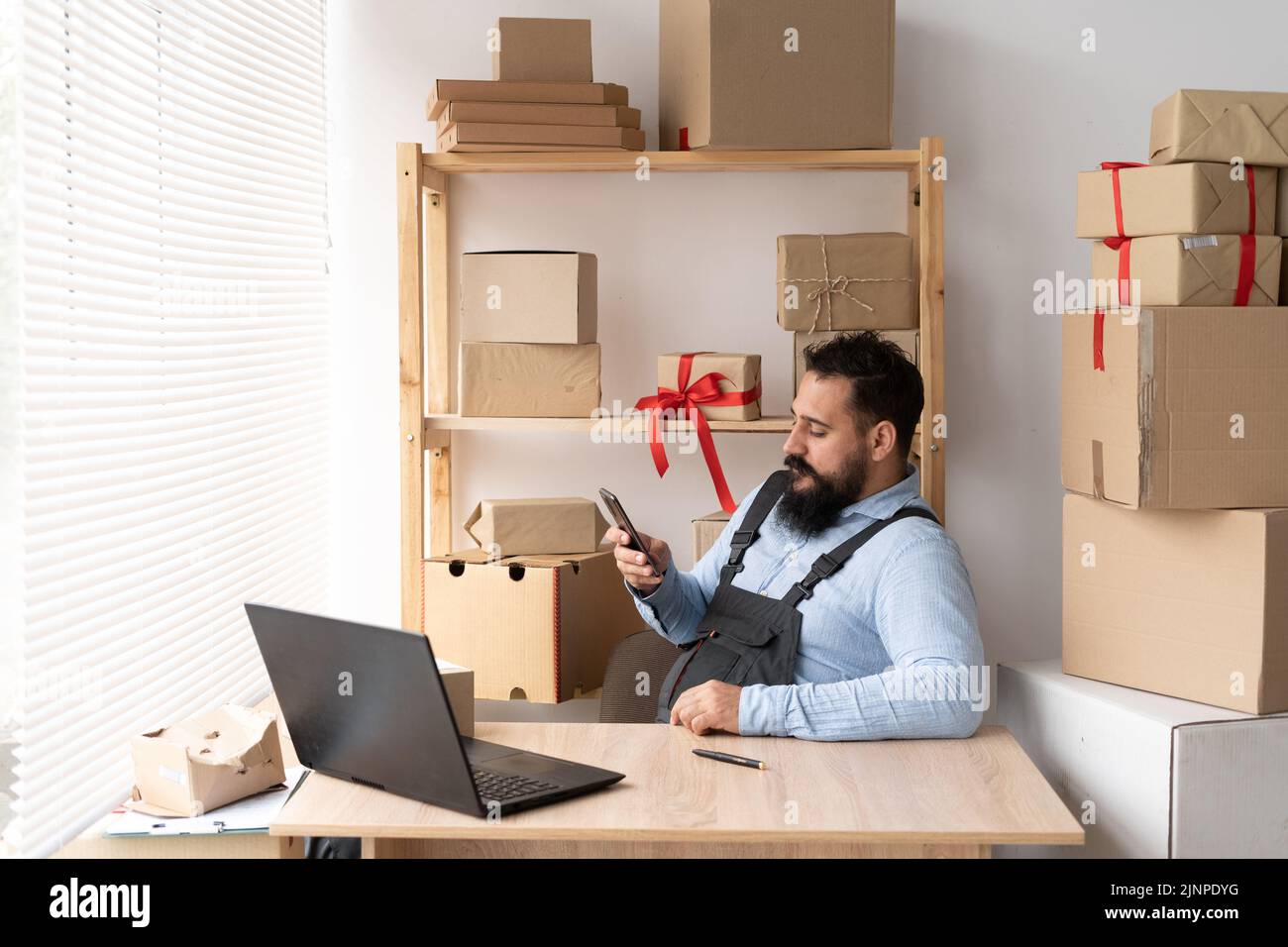 Office packing hi-res stock photography and images - Alamy