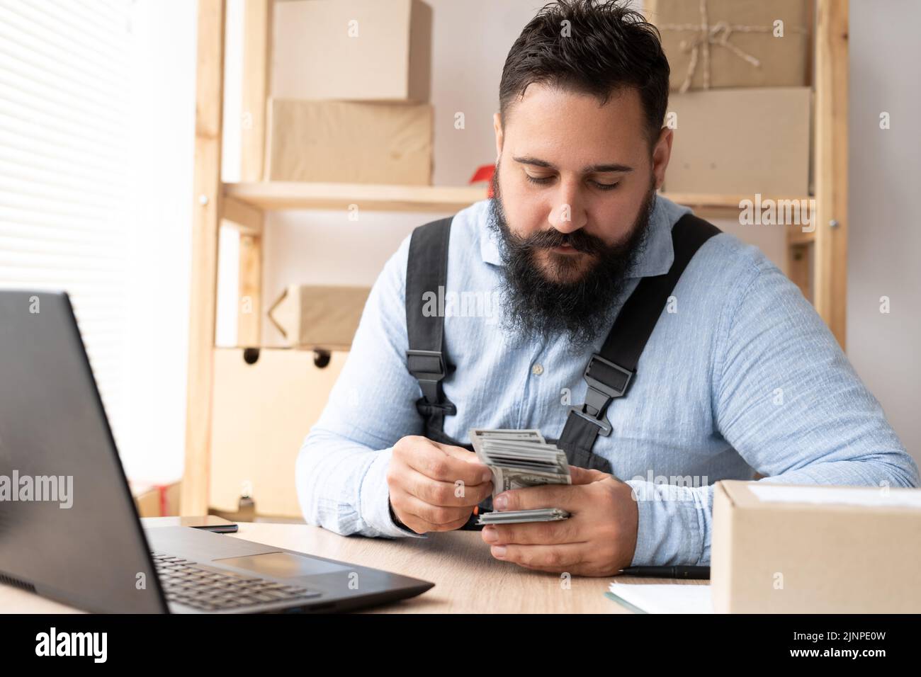 Entrepreneur computer hi-res stock photography and images - Alamy
