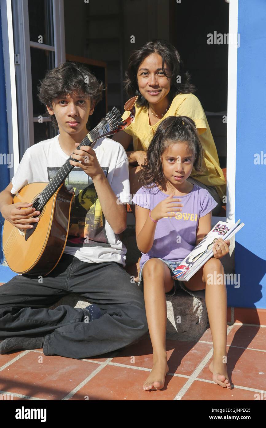 Bucelas, 08/10/2022 - Suzana Fox (mother) and children Lourenço ...