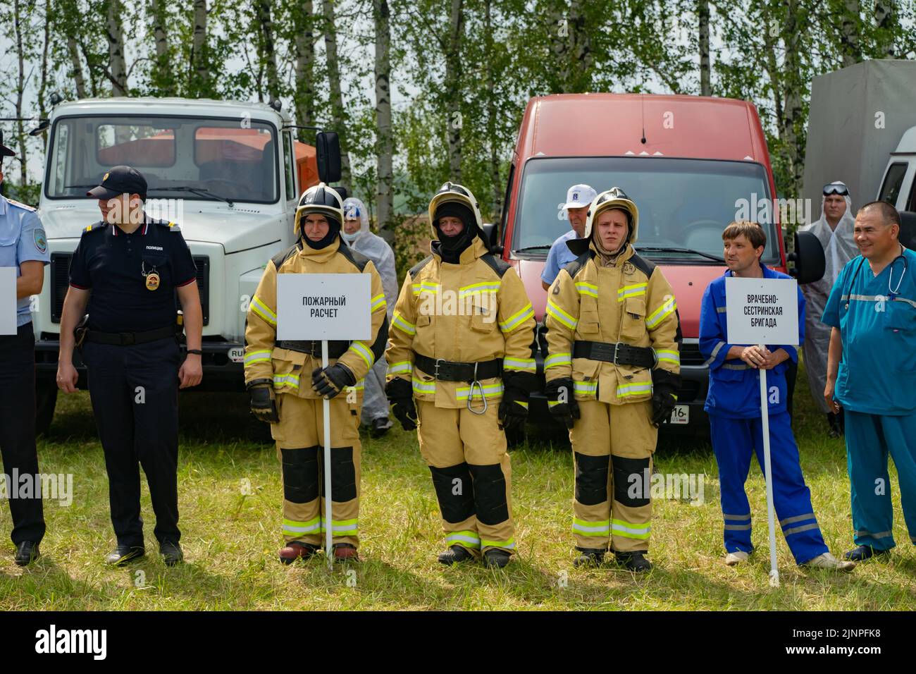 Tatarastan, Russia. 2022, 14 July. A group of firefighters at a forest ...