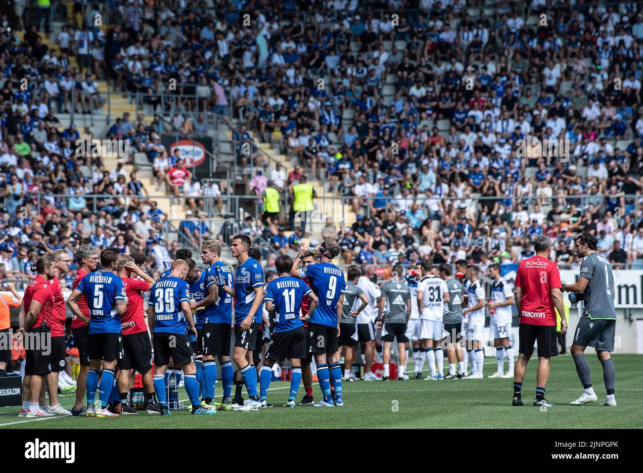 Break halfway hi-res stock photography and images - Alamy