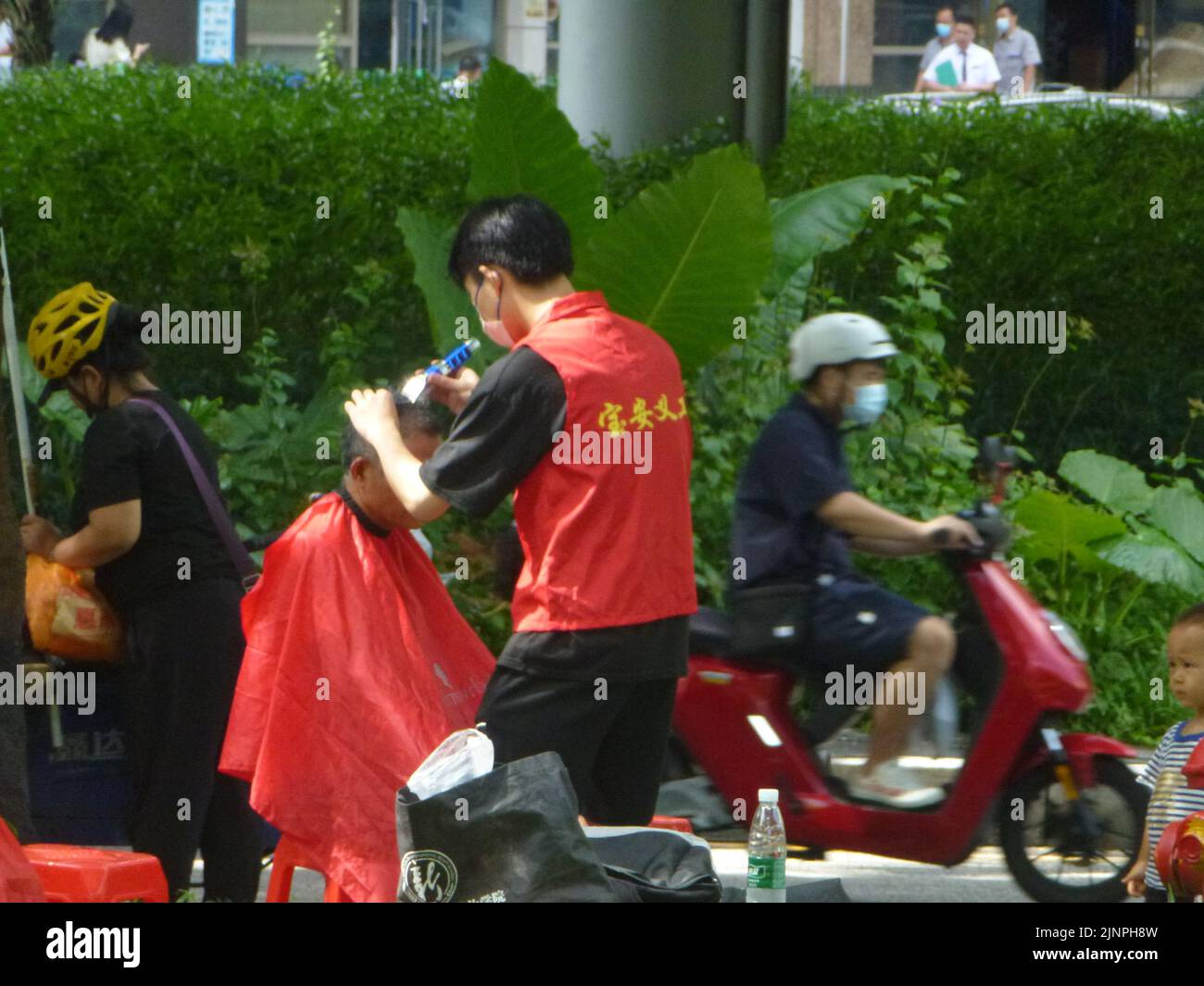 Shenzhen, China: roadside barber stalls charge cheap to attract people ...