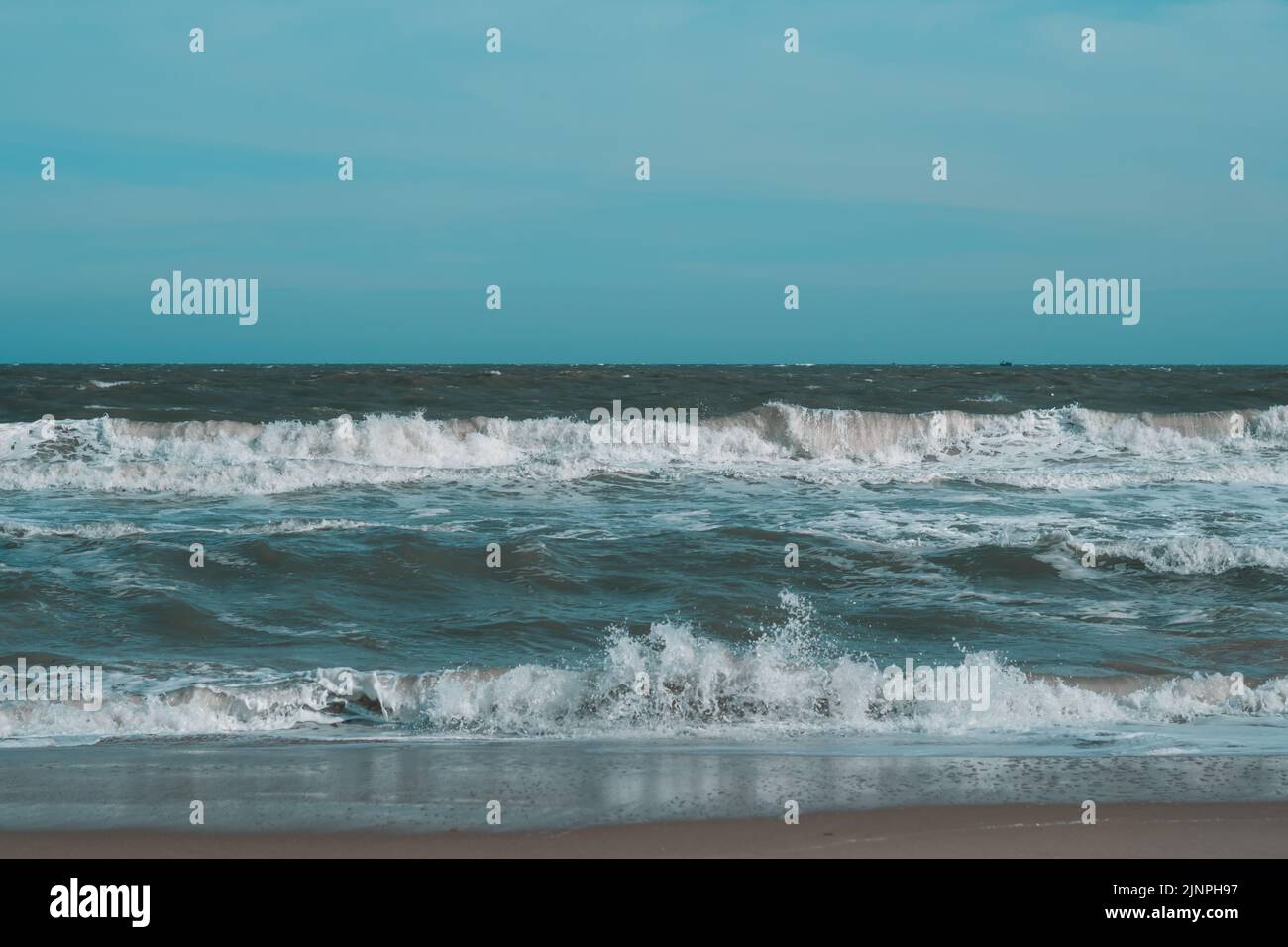 Ocean storm waves dramatically crashing splashing. Sky horizon line ...