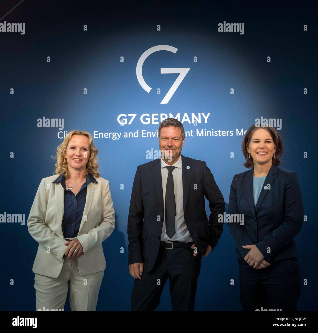 Berlin, Deutschland. 27th May, 2022. Annalena Baerbock (R, Alliance 90 ...