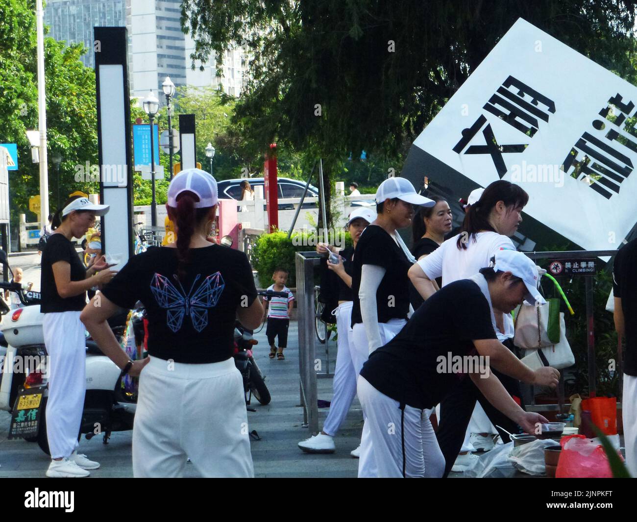 Shenzhen, China: the sight of women taking a break and drinking tea ...