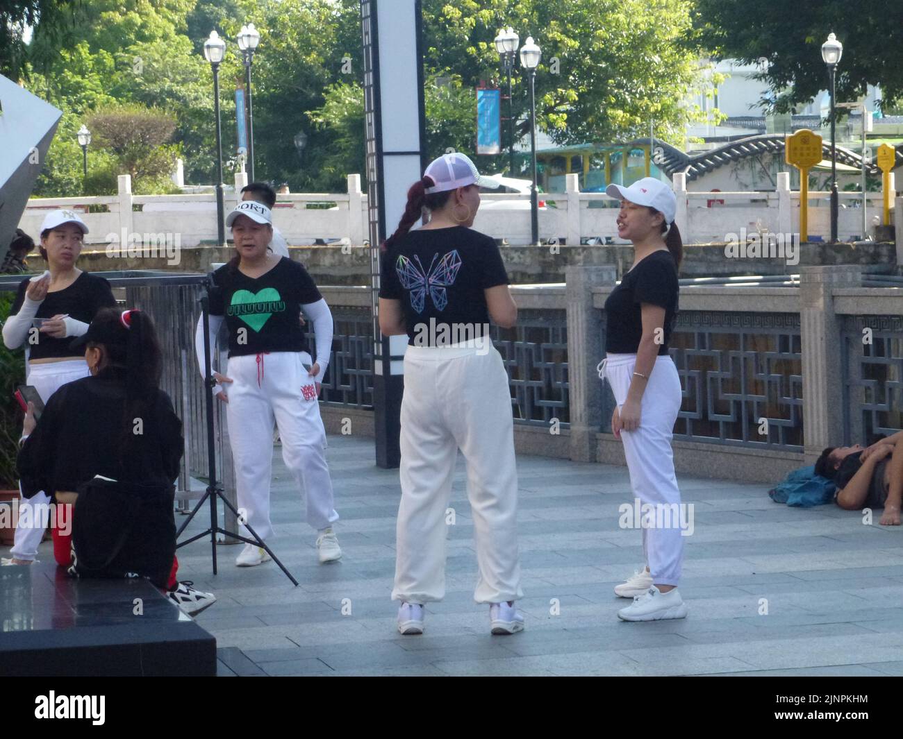 Shenzhen, China: the sight of women taking a break and drinking tea ...
