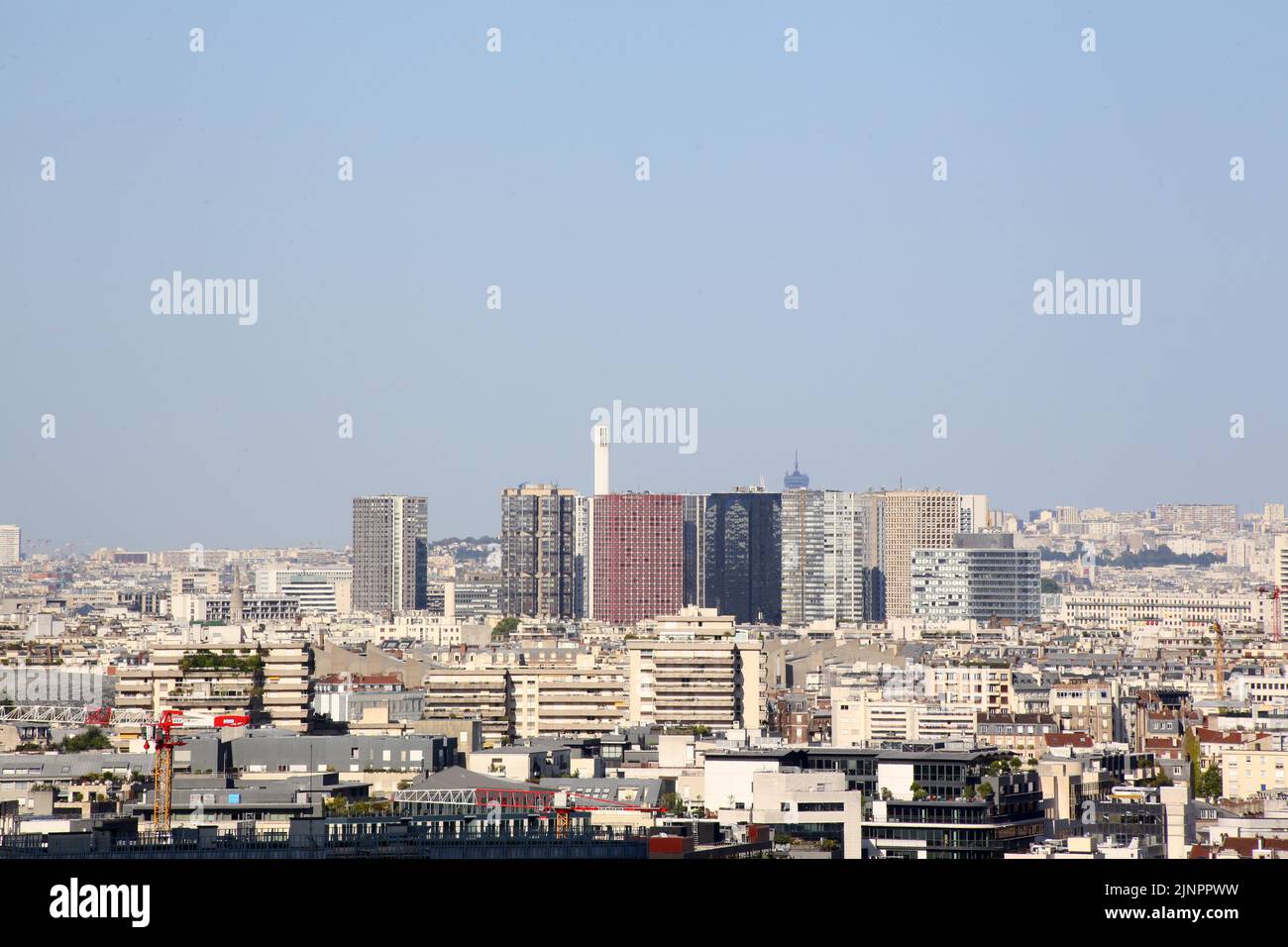 Immeubles du front de Seine. Novotel. Paris. Vue du parc de Saint-Cloud ...