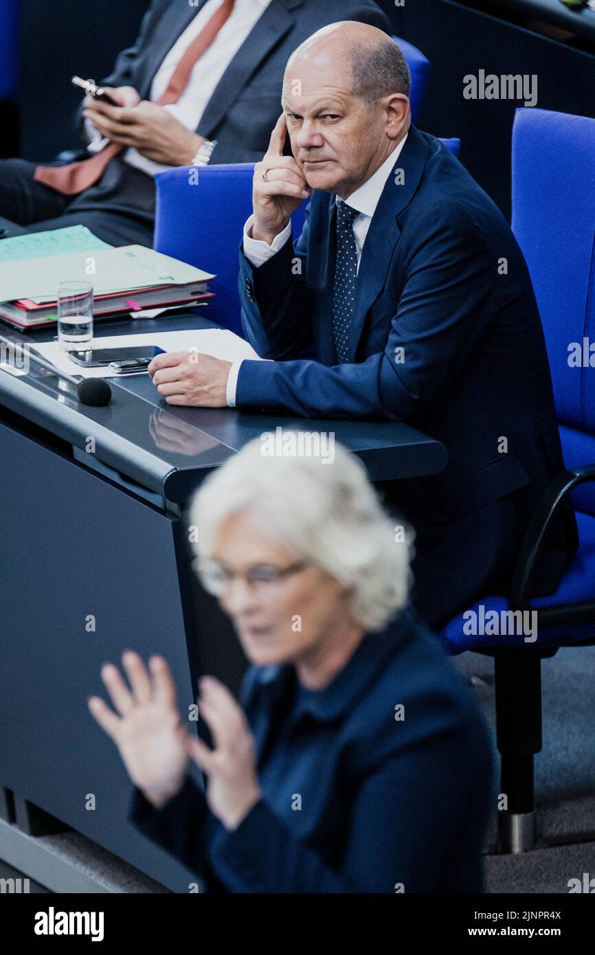 (VH) Christine Lambrecht (SPD), Federal Minister of Defence, and Olaf ...