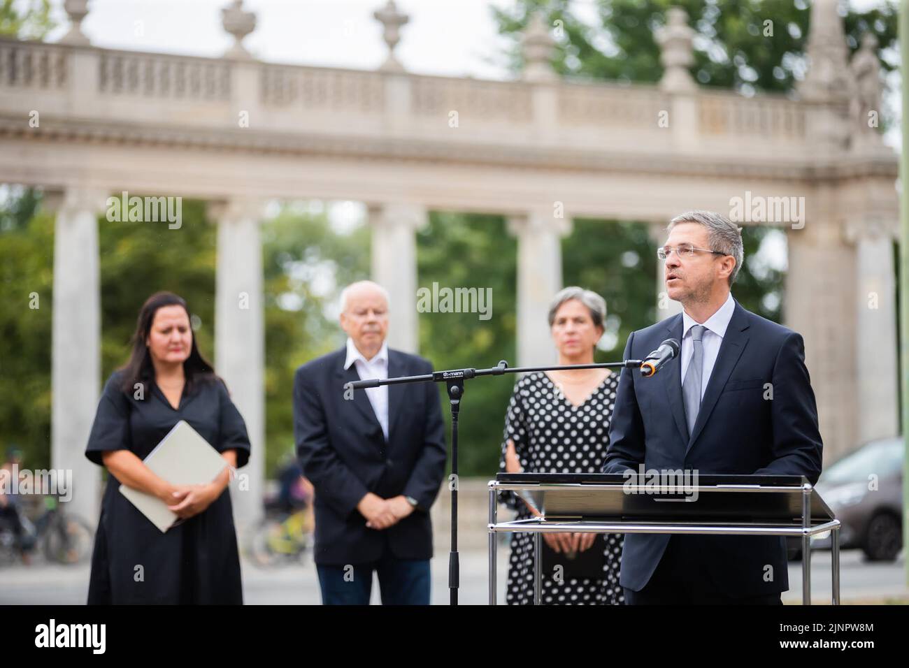 13 August 2022, Brandenburg, Potsdam: Mike Schubert (SPD, r-l), Lord ...
