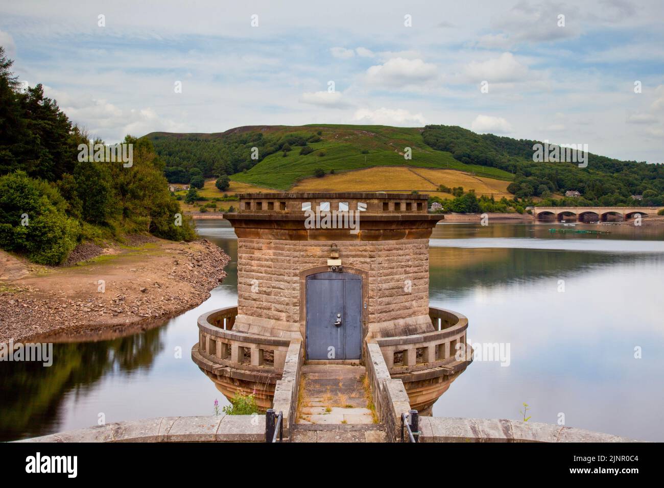 Ladybower Reservoir in the Peak District National park, Derbyshire, UK ...