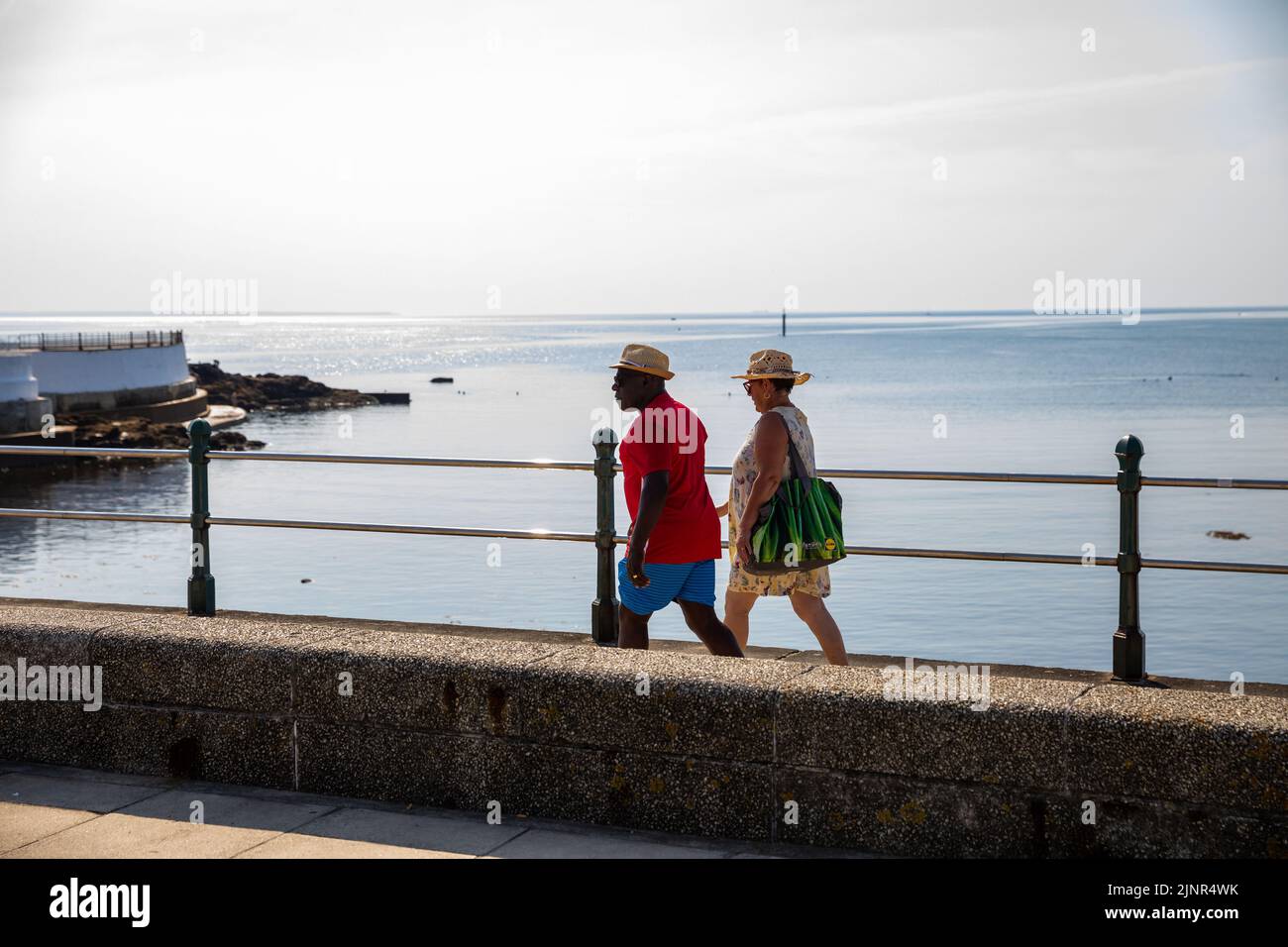 Cornwall, UK. 13 August 2022. People enjoy the glorious sunshine in ...