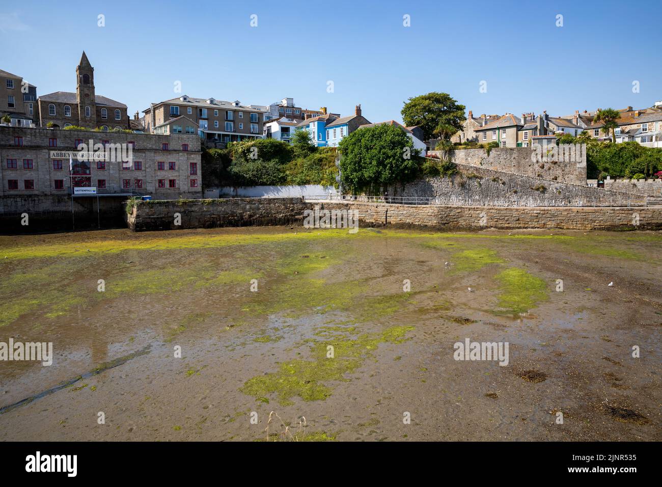 Cornwall, UK. 13 August 2022. People enjoy the glorious sunshine in ...