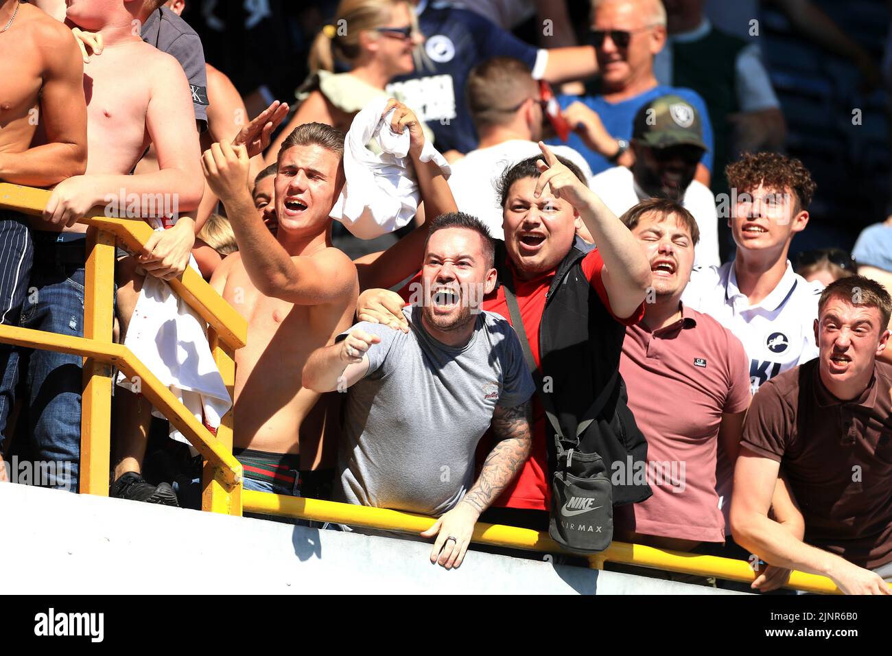 Millwall fans the den 2022 hi-res stock photography and images - Alamy