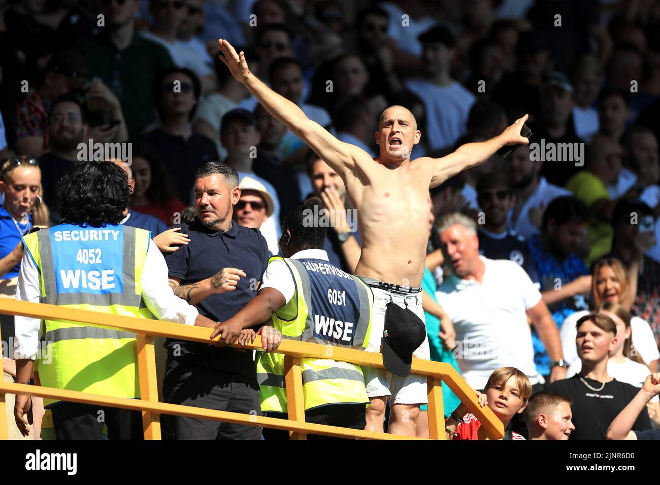 Millwall fans the den 2022 hi-res stock photography and images - Alamy