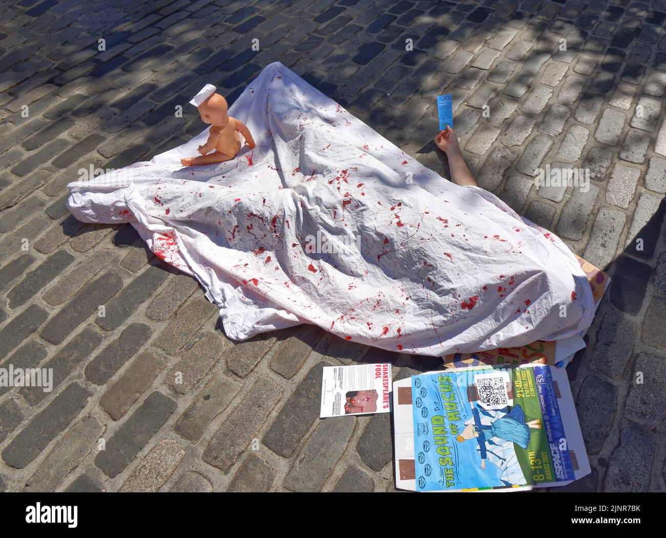 EDINBURGH FESTIVAL FRINGE 2022 ROYAL MILE BLOOD COVERED SHEET OVER DEAD ...