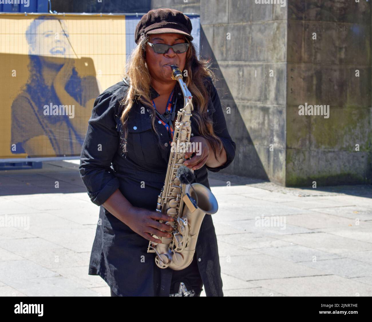 EDINBURGH FESTIVAL FRINGE 2022 ROYAL MILE THE MUSICIAN A LADY SAXOPHONE ...