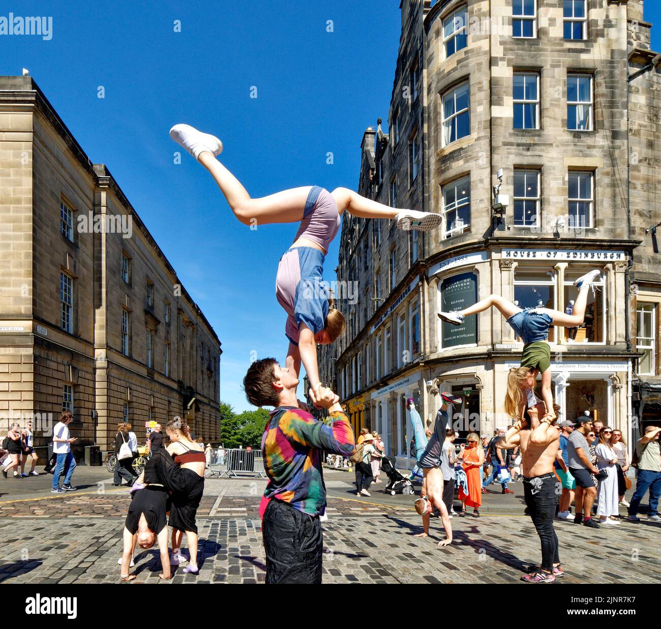 EDINBURGH FESTIVAL FRINGE 2022 ROYAL MILE THE SUPERB YOUNG ACROBATS OF ...