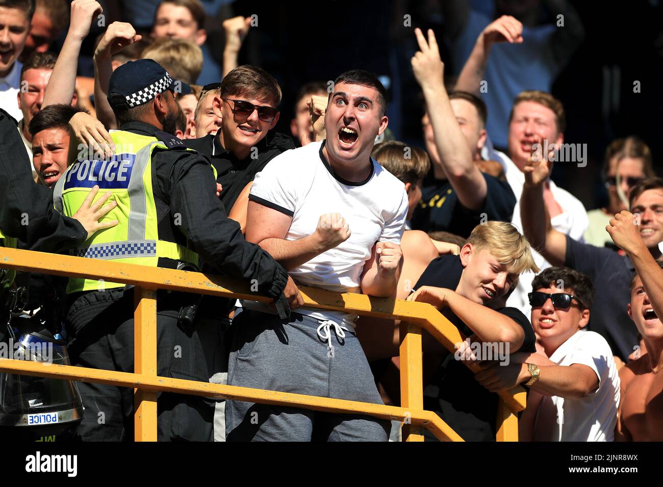 Millwall fans the den 2022 hi-res stock photography and images - Alamy