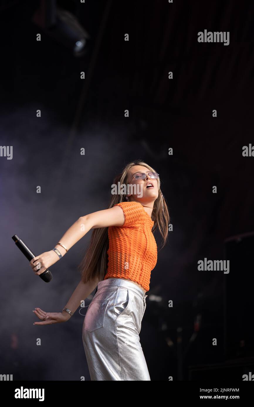 Mimi webb singer hi-res stock photography and images - Alamy