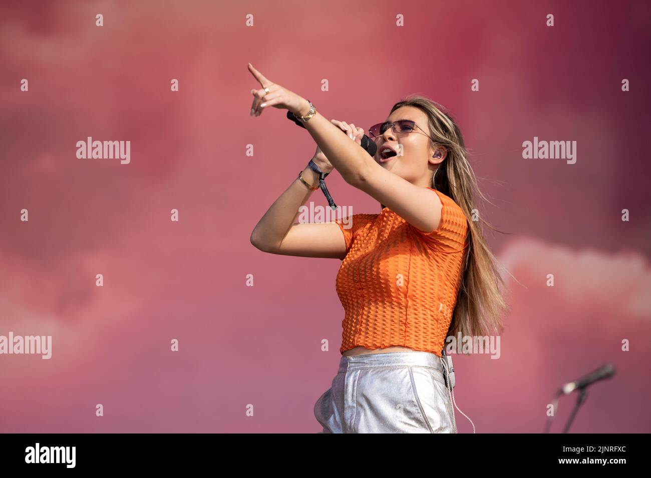 Newquay, Cornwall, UK. 13th August, 2022. Mimi Webb performing on main ...