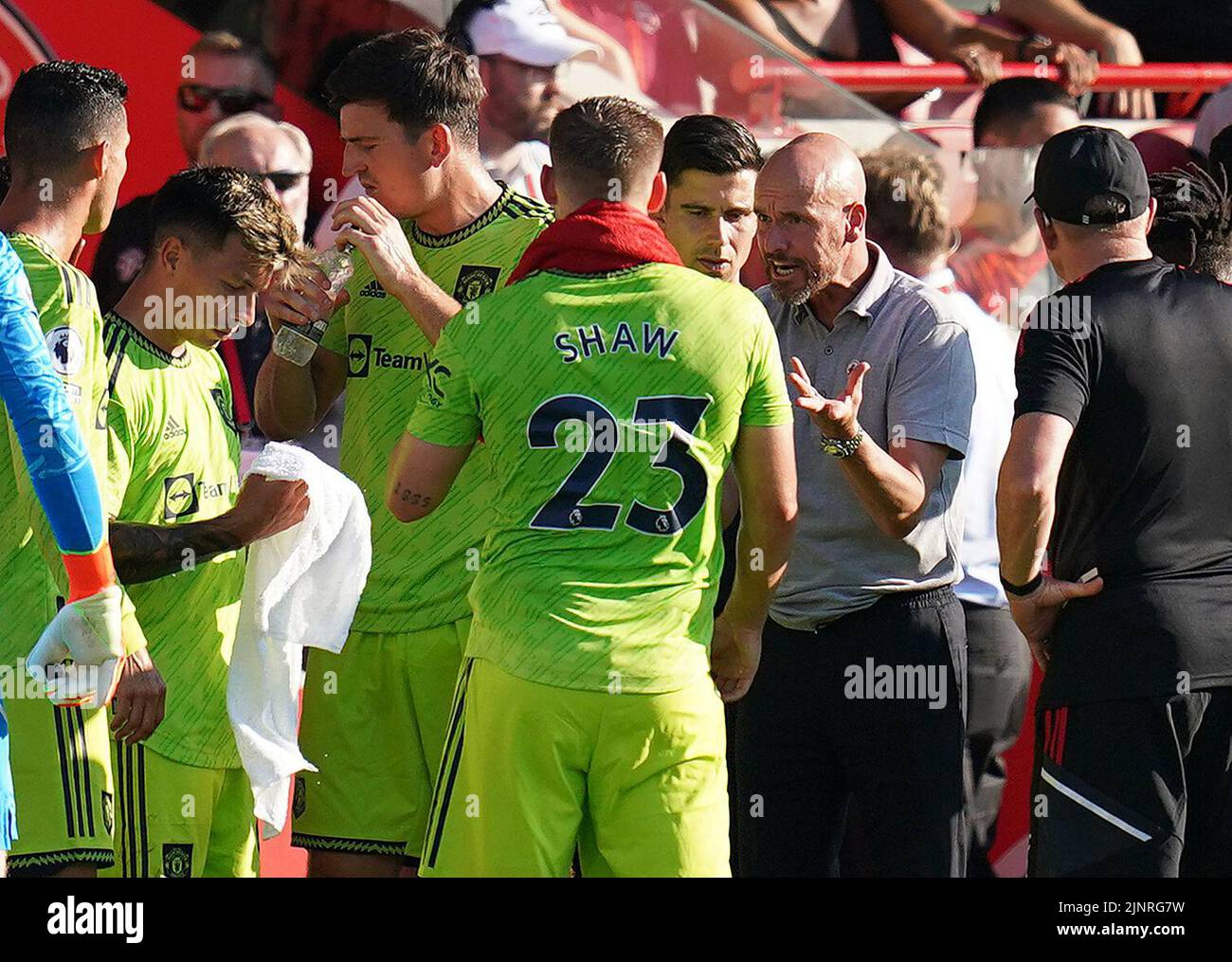 Manchester United take a drinks break during the Premier League match ...
