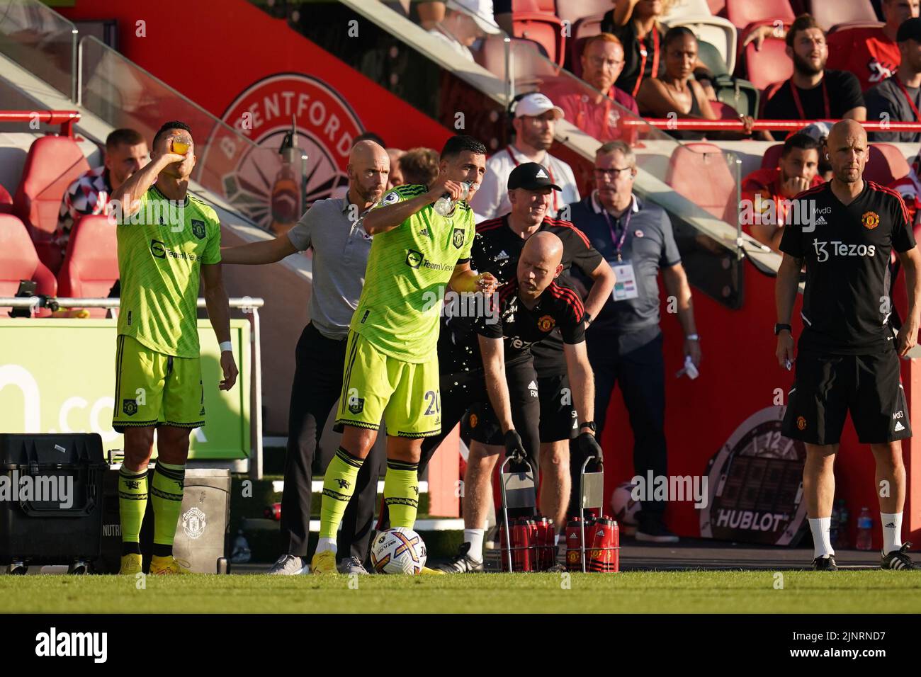 Manchester United players take a drinks break during the Premier League ...
