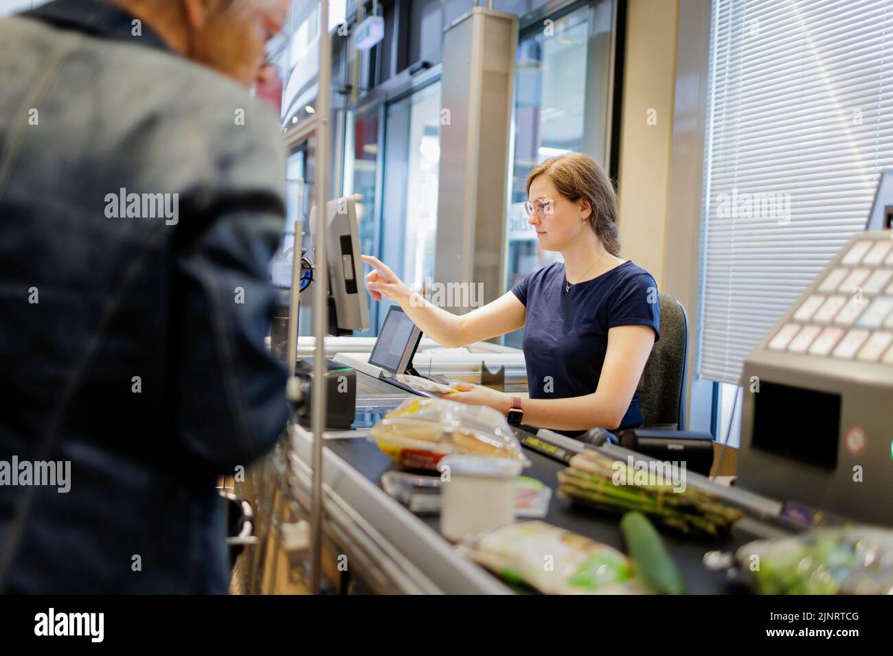 Supermarket cashier 2022 hi-res stock photography and images - Alamy